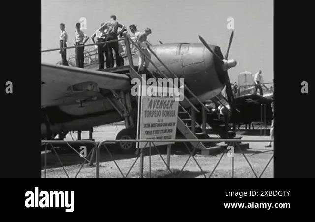 1944 - Crowds at the US Army Air Show look at displays of aircrafts ...