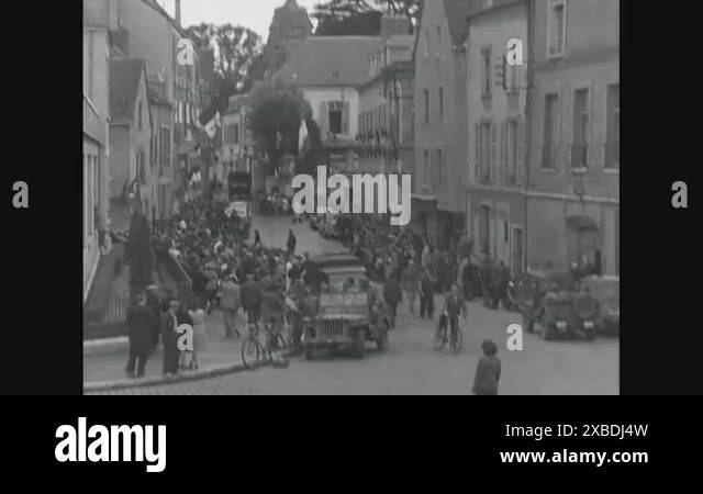 FRANCE - 1944 - Civilians crowd the streets to welcome General de ...