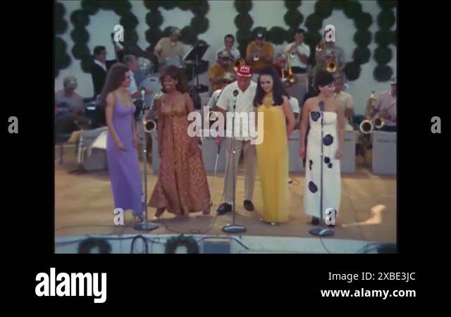 1967 - Bob Hope, Raquel Welch, Elaine Dunn, Barbara McNair, Earl Wilson ...