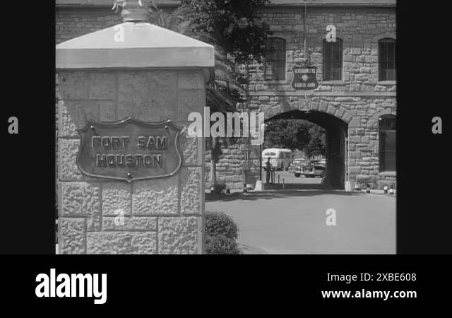 1950s - New US Army medical corps men arrive at the Medical Field ...