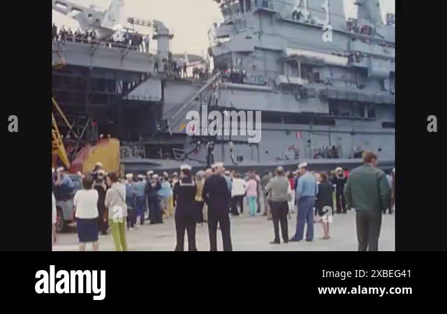 1968 - US Navy sailors kiss their girlfriends and families goodbye ...