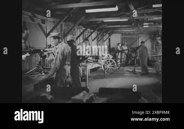 1943 - A US Army officer shows soldiers a Japanese heavy machine gun ...