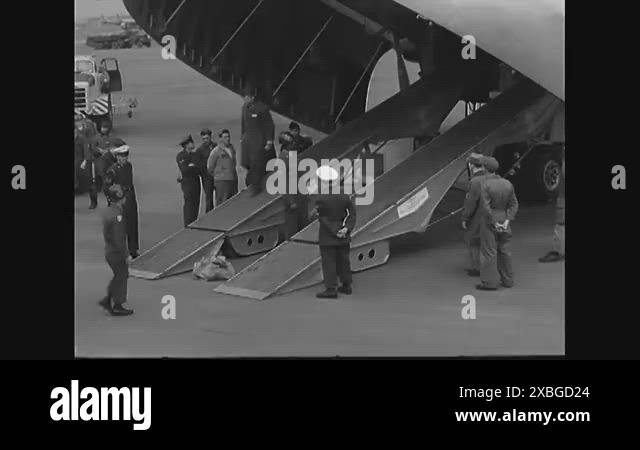 1953 - Wounded American POW returnees are brought off a plane, news ...