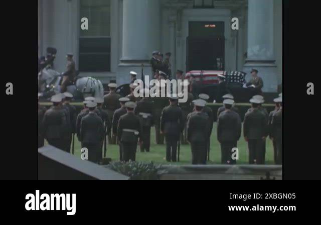 1945 - The caisson carrying FDR's casket is pulled up to the White ...