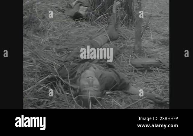 1945 - American soldiers find the dead bodies of Japanese soldiers in ...