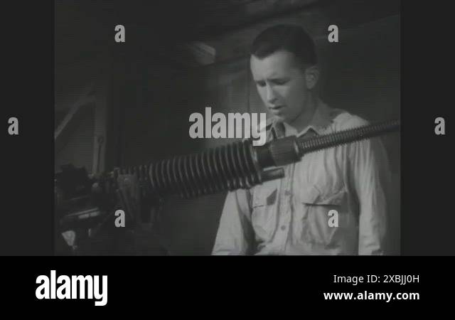 1943 - The oil reservoir on a Japanese machine gun is pointed out and ...