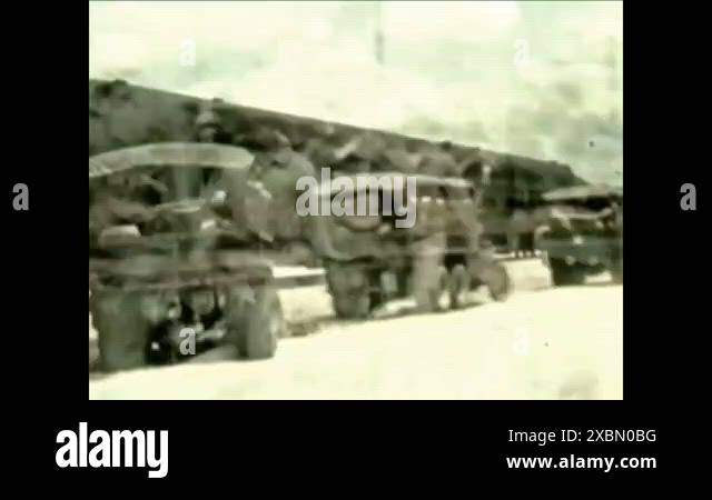 1942 - During basic training, new recruits load railway cars with ...
