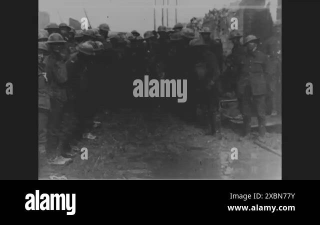 1917 - German prisoners assist the wounded and stretcher-bearers ...