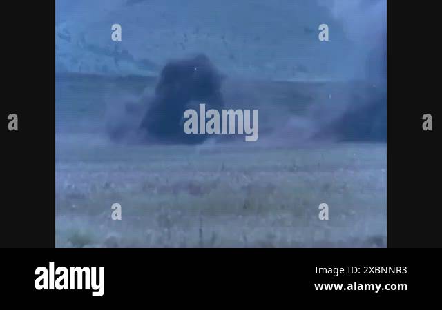 1965 - U.S. military demonstrates the new 8-inch Howitzer M110 cannon ...