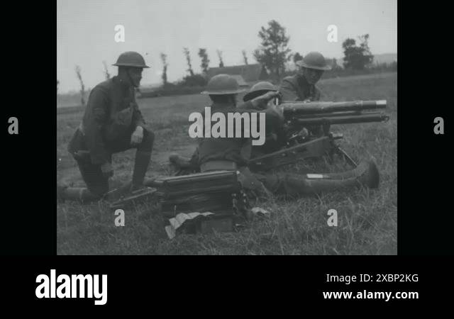 1918 - Soldiers of the 27th Division practice firing a French 377mm gun ...