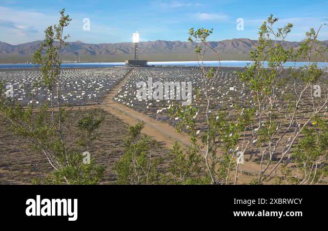 The massive Ivanpah solar power facility in the California desert ...