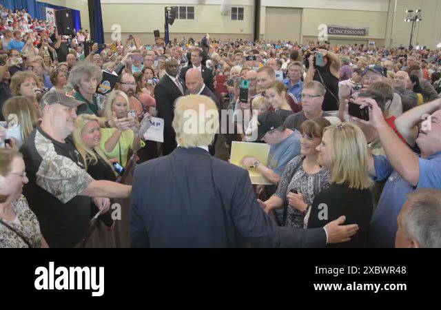 Donald trump rally crowd Stock Videos & Footage - HD and 4K Video Clips ...