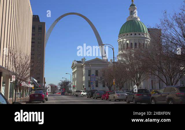 The Gateway Arch towers above the old courthouse in downtown St. Louis ...