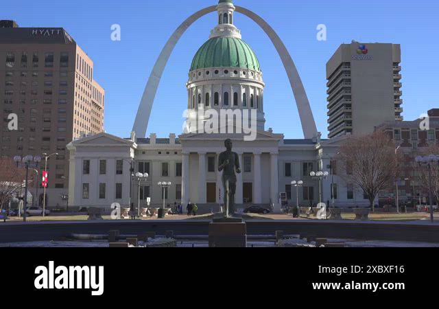 The Gateway Arch towers above the old courthouse in downtown St. Louis ...
