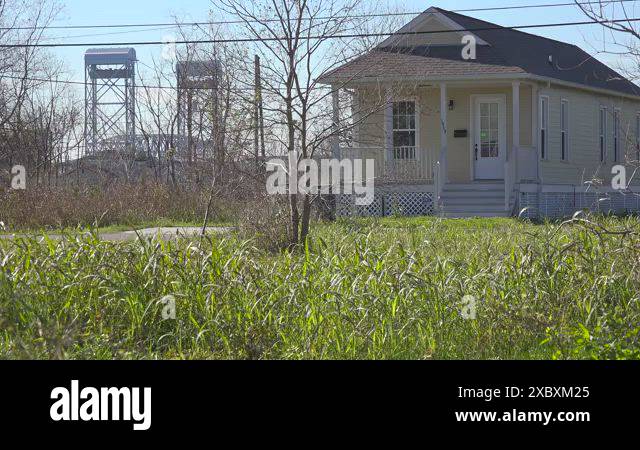 Houses stand amidst empty and undeveloped lots in the Lower 9th Ward of ...