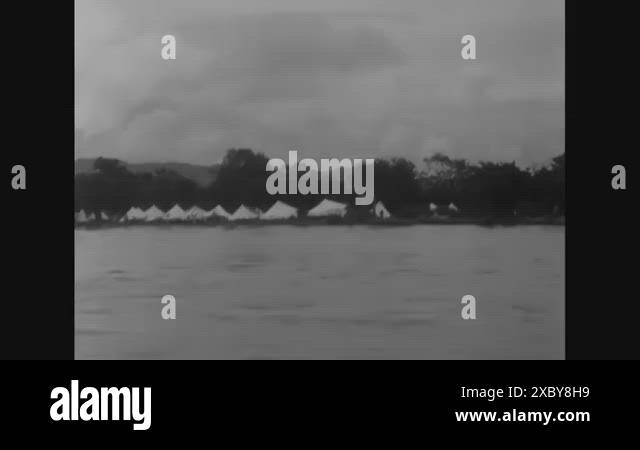 1944 - Chindit soldiers of British Special Forces build their camp ...
