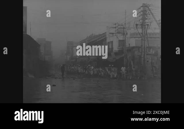 1948 - Refugees haul their belongings through Delhi, India and people ...