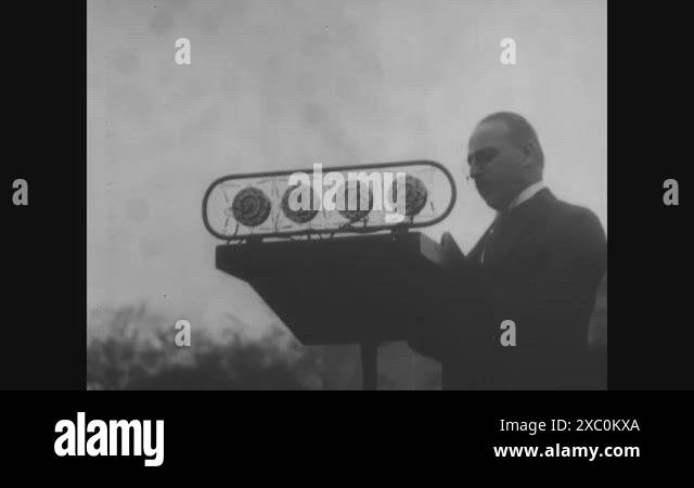 1925 - President Coolidge oversees the unveiling of a monument ...