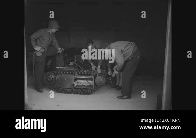 1944 - US Army soldiers and a servicewoman look at miniature tanks ...