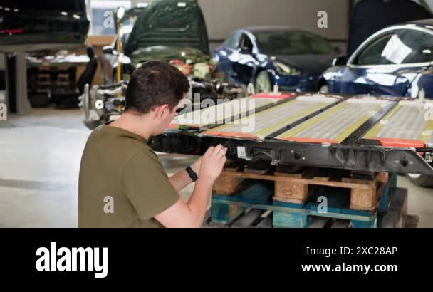 Electric car battery production Stock Videos & Footage - HD and 4K ...