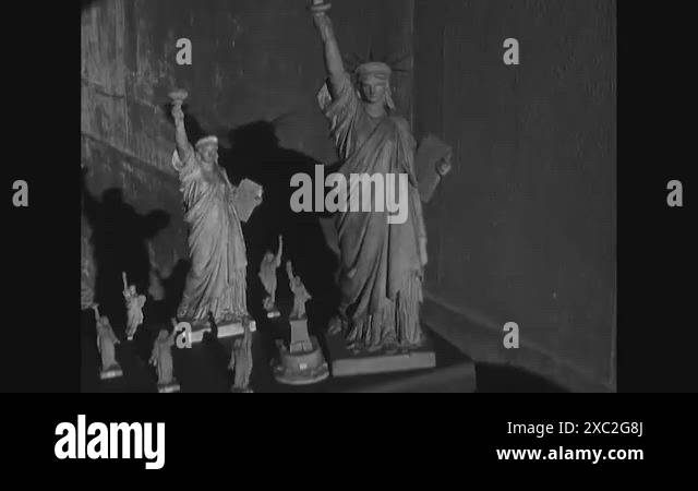 1945 - American soldiers see original models of the Statue of Liberty ...