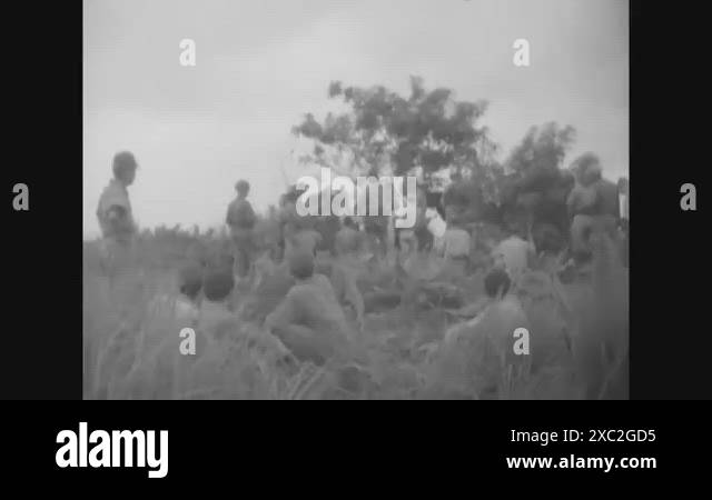 1945 - American soldiers give food and cigarettes to Japanese POWs in ...