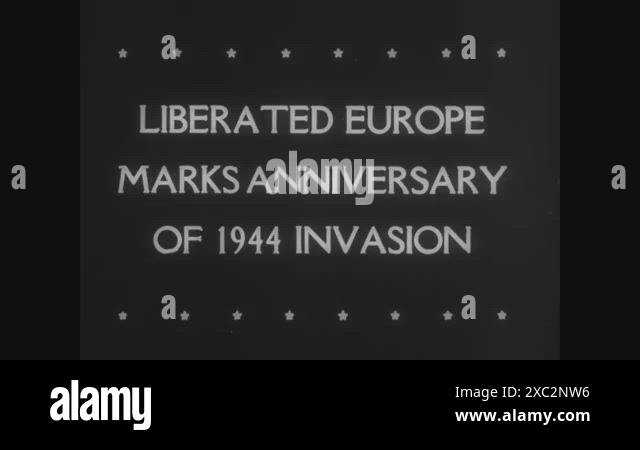 NORMANDY - 1944 - American servicemen storm the beaches of Normandy on ...