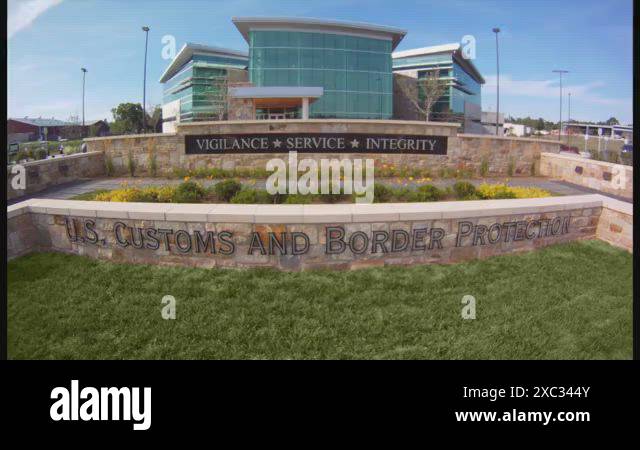 Border patrol, police and DEA agents learn commando skills at the ...