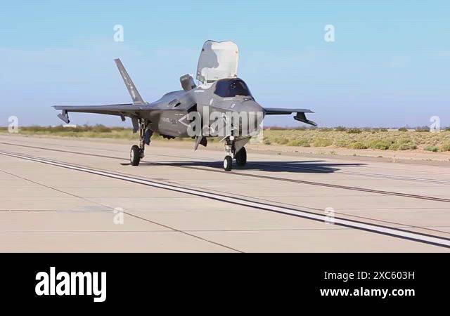 2021 F-35B Lighting II’s fighter jet airplane VMFA 122 vertical landing ...