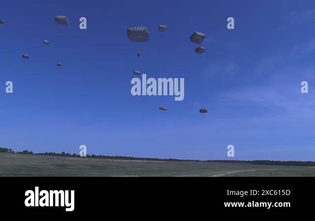 2021 82nd Airborne paratroopers, all female air drop, including air ...