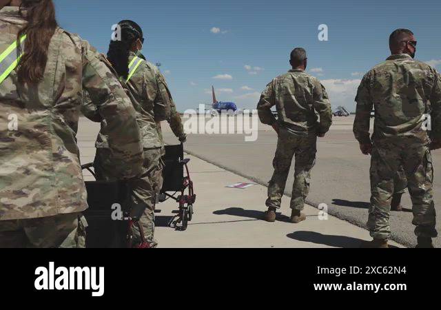 Soldiers greet Southwest Airlines commercial passenger plane full of ...