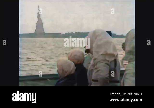 NEW YORK CITY - 1910s - European immigrants look at the Statue of ...