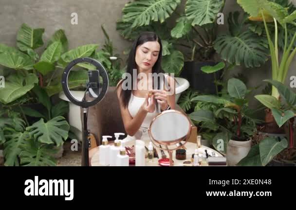 Beautiful content creator making natural beauty and cosmetic tutorial ...