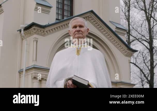 Gold robes Stock Videos & Footage - HD and 4K Video Clips - Alamy