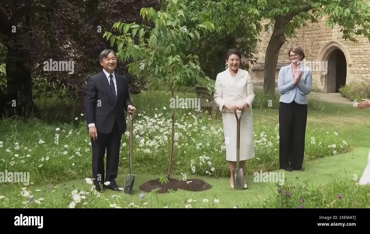 Emperor and Empress of Japan plant tree during visit to Oxford ...
