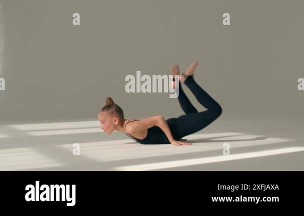 Dancer flexible Stock Videos & Footage - HD and 4K Video Clips - Alamy