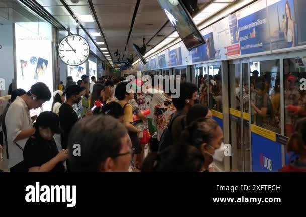 Crowded subway platform new york Stock Videos & Footage - HD and 4K ...