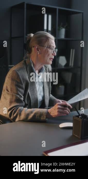 Female ceo desk Stock Videos & Footage - HD and 4K Video Clips - Alamy