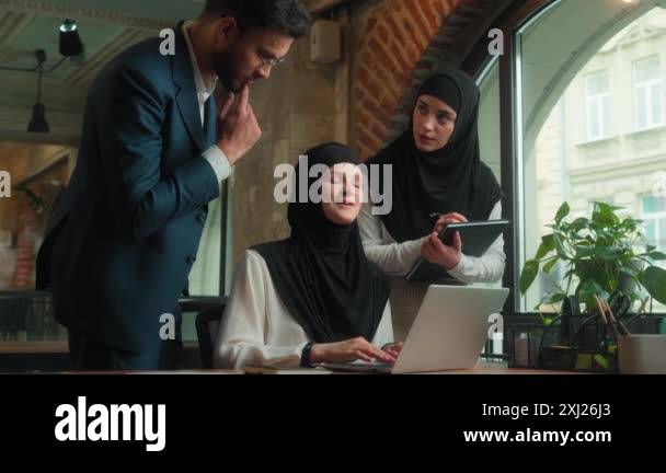 Explain advice Stock Videos & Footage - HD and 4K Video Clips - Alamy