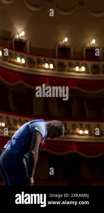 Actor bowing Stock Videos & Footage - HD and 4K Video Clips - Alamy