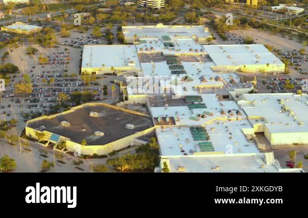 American strip mall Stock Videos & Footage - HD and 4K Video Clips - Alamy
