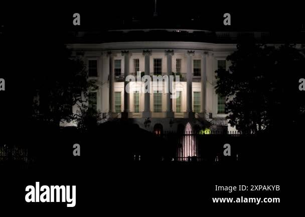 Wide angle motion to the right of the US Presidents home, the White ...