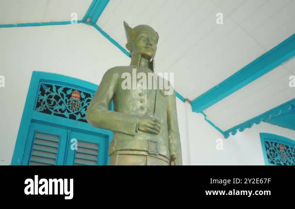 A bronze statue of a historical figure in a traditional uniform ...