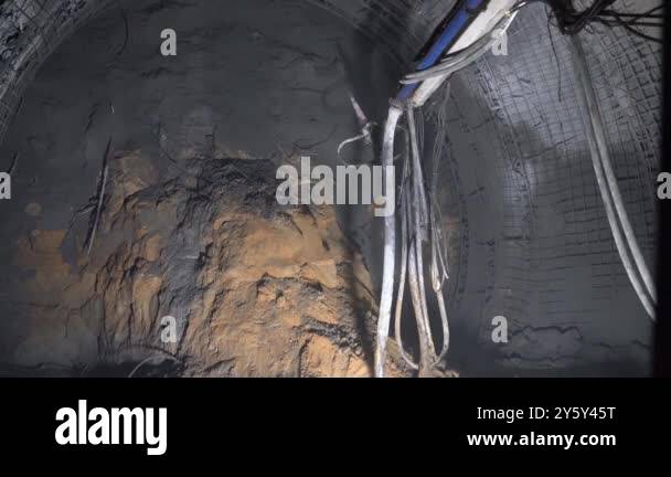 hydraulic pressure concrete spraying process in underground subway ...