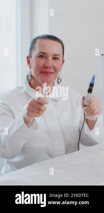 Beautician cosmetologist woman doctor showing dermapen microneedling ...