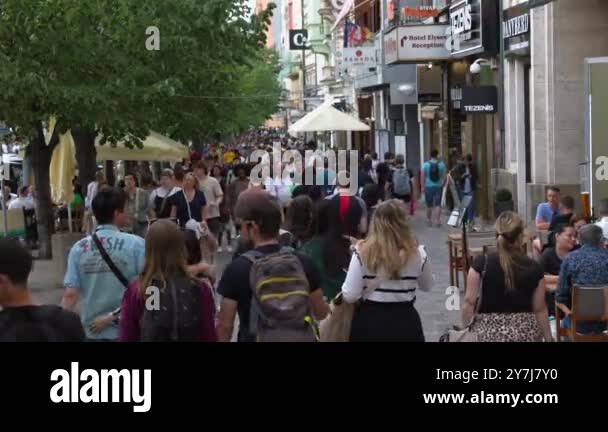 Busy tourist areas Stock Videos & Footage - HD and 4K Video Clips - Alamy