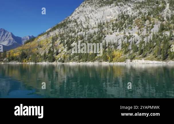 Banff National Park Lake Minnewanka autumn landscape. Alberta, Canada ...