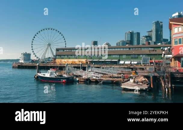 Seattle waterfront. The Seattle Great Wheel Ferris wheel and boats in ...