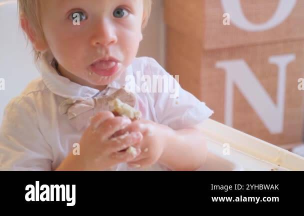 This heartwarming video shows a baby boy joyfully enjoying mealtime in ...