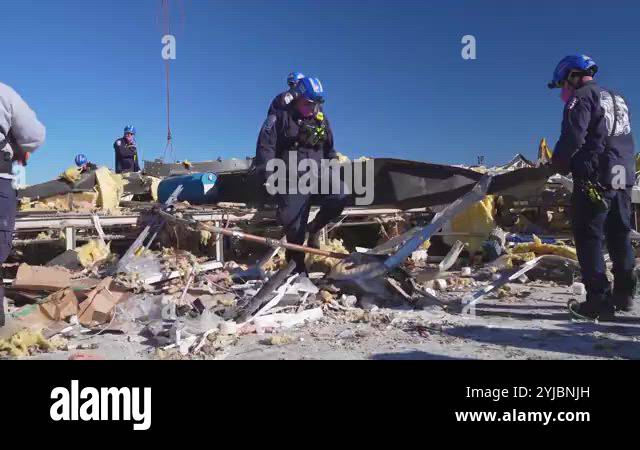 2021 - emergency rescue workers search rubble of Mayfield consumer ...